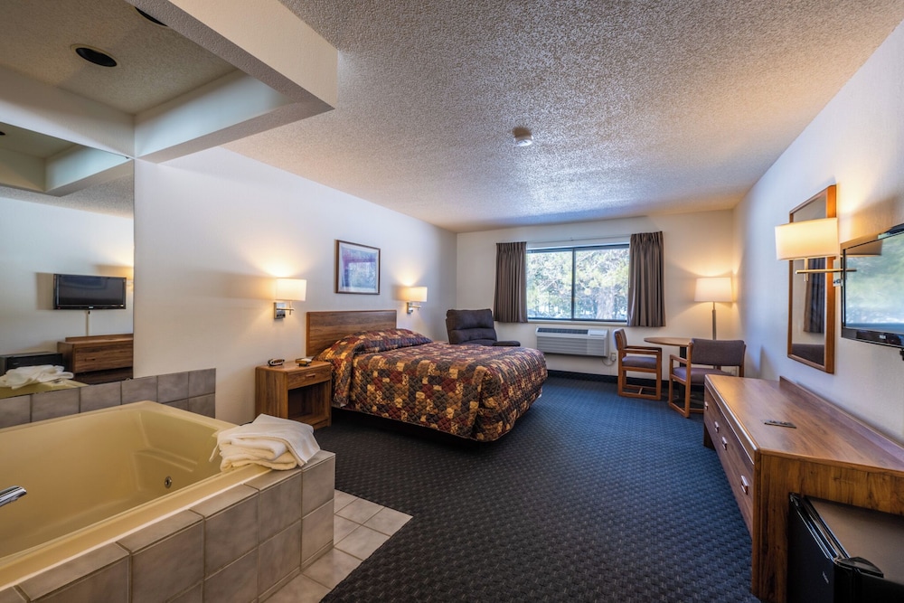 Queen Whirlpool Suite 101 - Boulder Junction | Vrbo