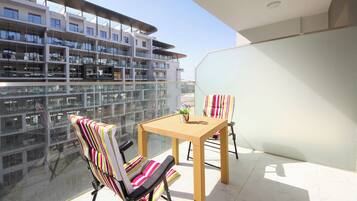 Apartamento, vista para a cidade | Sacada