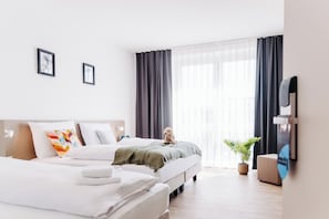 Quarto Triplo, Vista para a cidade | Roupa de alta qualidade, secretária