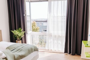 Roupas de cama premium, escrivaninha, espaço de trabalho para notebook