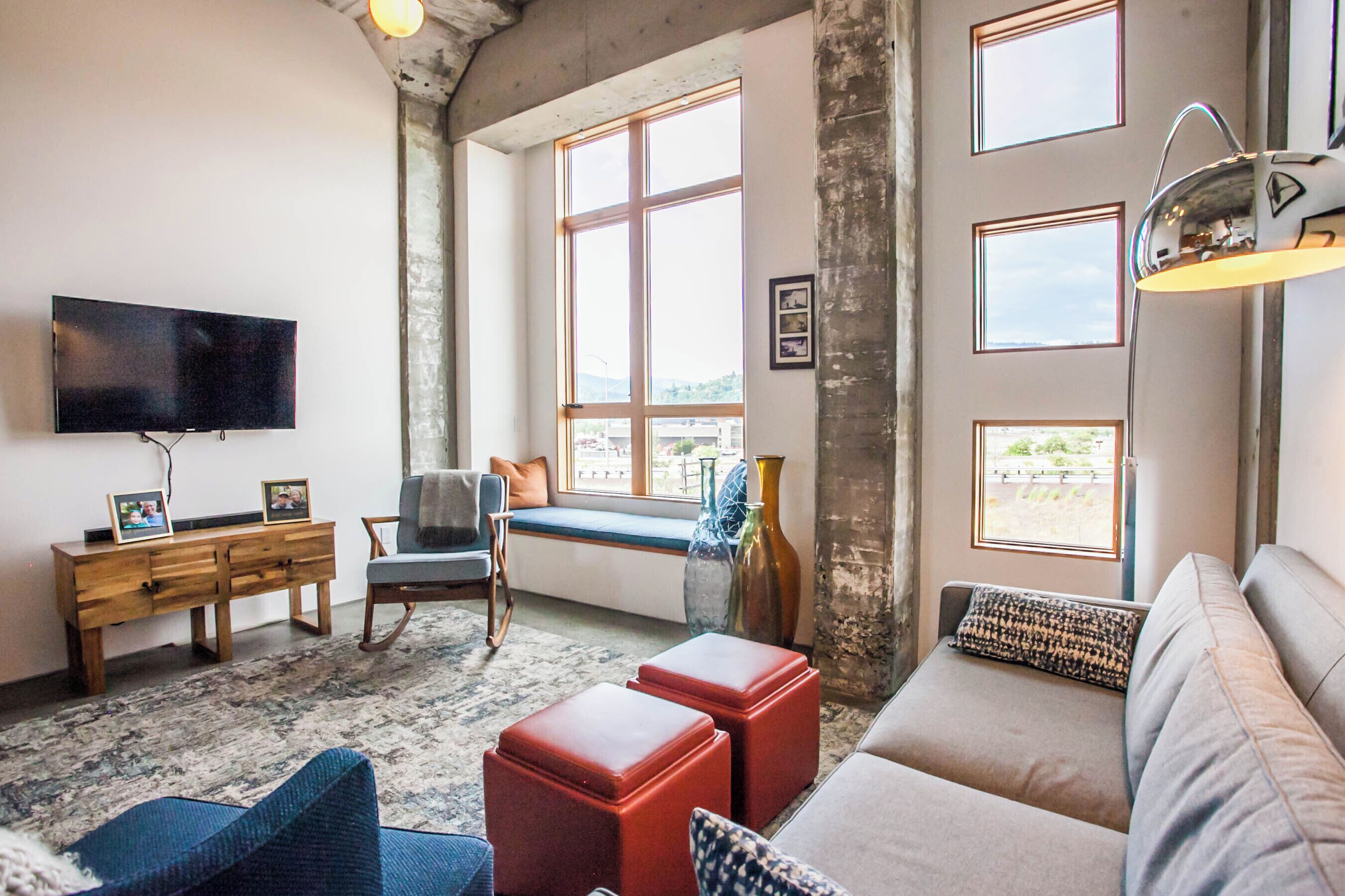 The Chill Line - 2 Bedrooms, 2 Bathrooms - Historic Union Building, Downtown Hood River With Rooftop Views - Hood River, OR