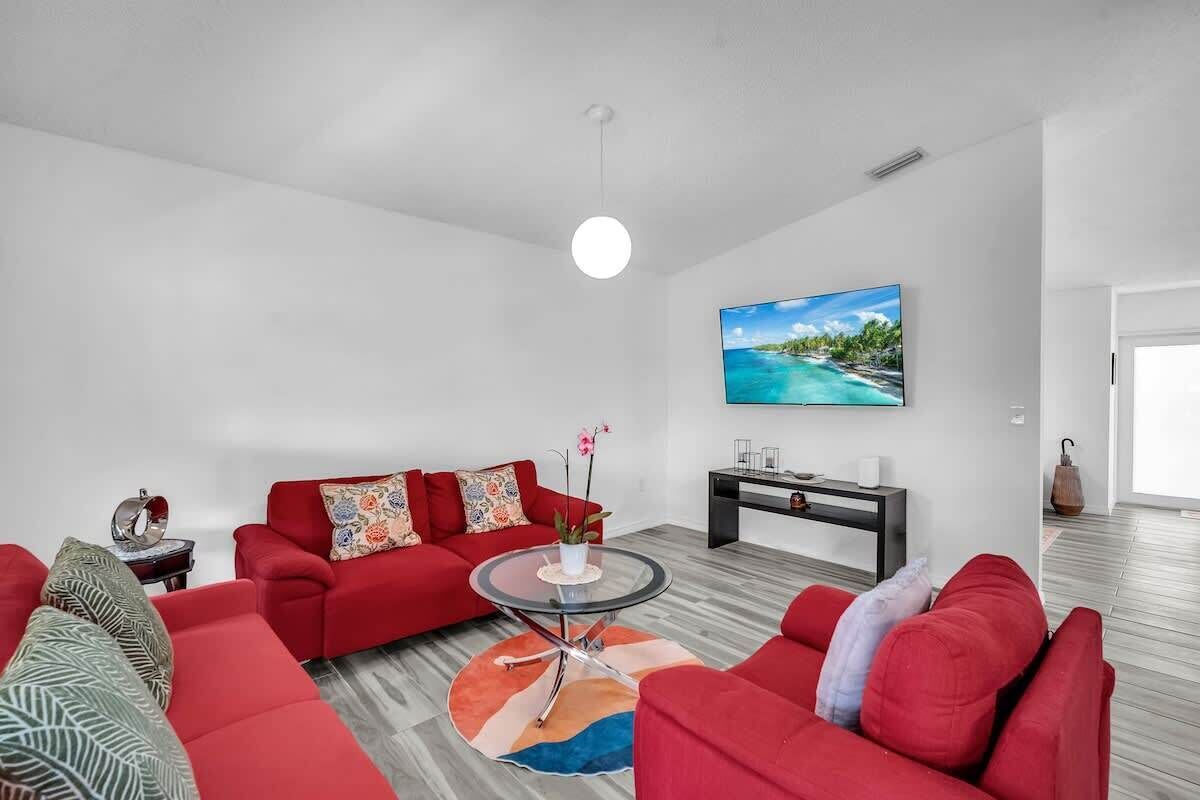 Lime Haus  | Zesty 3br Escape With Private Yard - South Lake, Miami