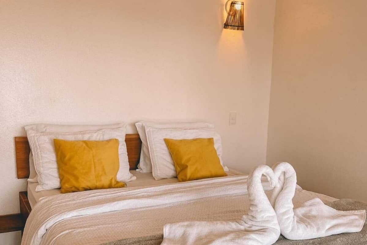 Quarto Duplo de Luxo, 1 cama queen-size | Roupa de alta qualidade, minibar, secretária