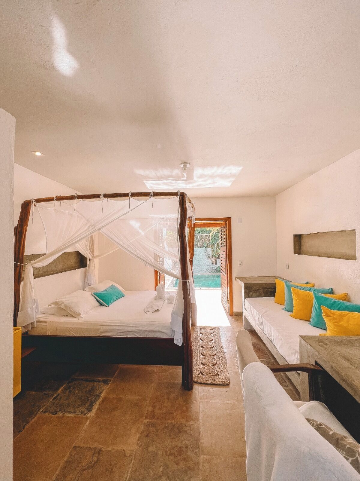 Quarto triplo conforto, vista para a piscina | Roupas de cama premium, frigobar, escrivaninha