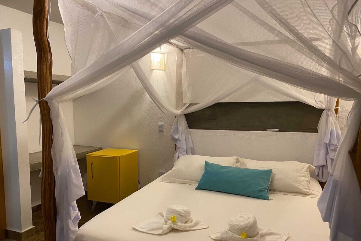 Quarto Triplo Comfort, vista para a piscina | Roupa de alta qualidade, minibar, secretária