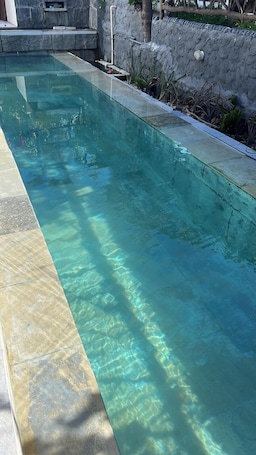 10 piscinas externas, funciona das 9h30 às 21h30, espreguiçadeiras