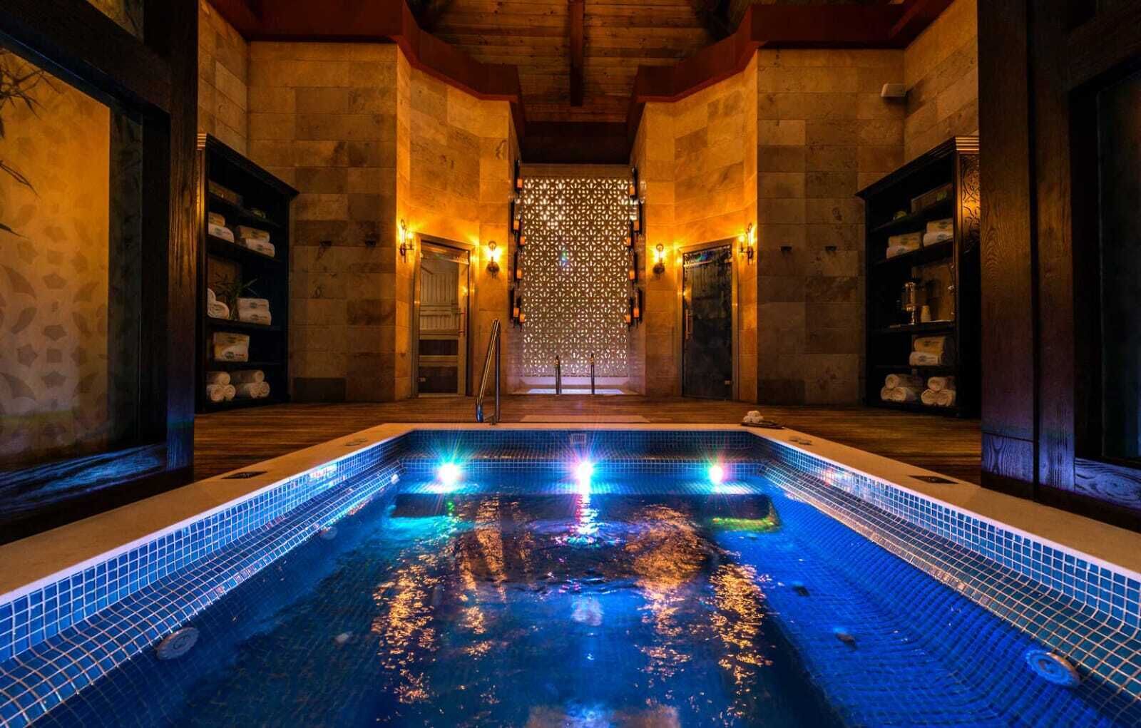 Sauna, banheira de hidromassagem, banho turco, tratamentos faciais 