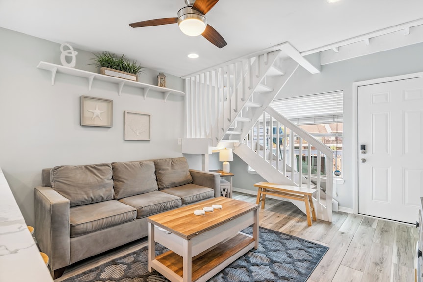 Charming 1-br Townhome On Navarre Beach With Pool, Ac, Kitchen, And Free Parking - Navarre, FL