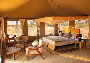 Quarto Duplo ou Twin Deluxe, vista para o parque | Casa de banho | Uma combinação polibã/banheira, roupões, chinelos, sabão 