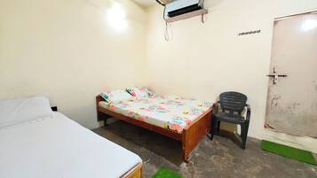 Quarto Triplo Standard, ar condicionado | Roupa hipoalergénica, secretária, Wi-fi grátis