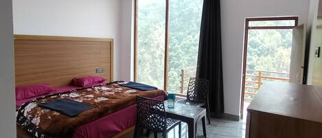 Quarto casal luxo, sacada, vista para o rio | Cofres nos quartos, escrivaninha, espaço de trabalho para notebook