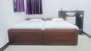 Quarto Duplo Familiar, ar condicionado | Roupa hipoalergénica, secretária, quartos insonorizados, Wi-fi grátis