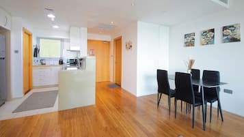 Apartamento, Vista para a cidade | Refeições no quarto