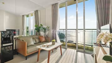 Apartamento, 1 quarto, vista para o mar | Sala de estar | Smart TV de 43 polegadas com canais por cabo, Netflix