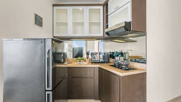 Apartamento, 1 quarto, vista para o mar | Cozinha privada | Um frigorífico/congelador grande, um micro-ondas, uma placa de cozinha