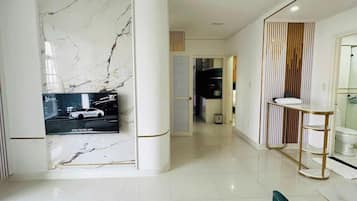 Apartamento Deluxe, 3 quartos, vista para o rio | Sala de estar | Lareira, piso aquecido