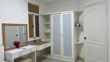 Apartamento Familiar | Secretária, secretária adequada para computadores portáteis