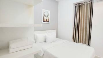Apartamento Deluxe | Casa de banho | Uma combinação polibã/banheira, artigos de higiene pessoal grátis