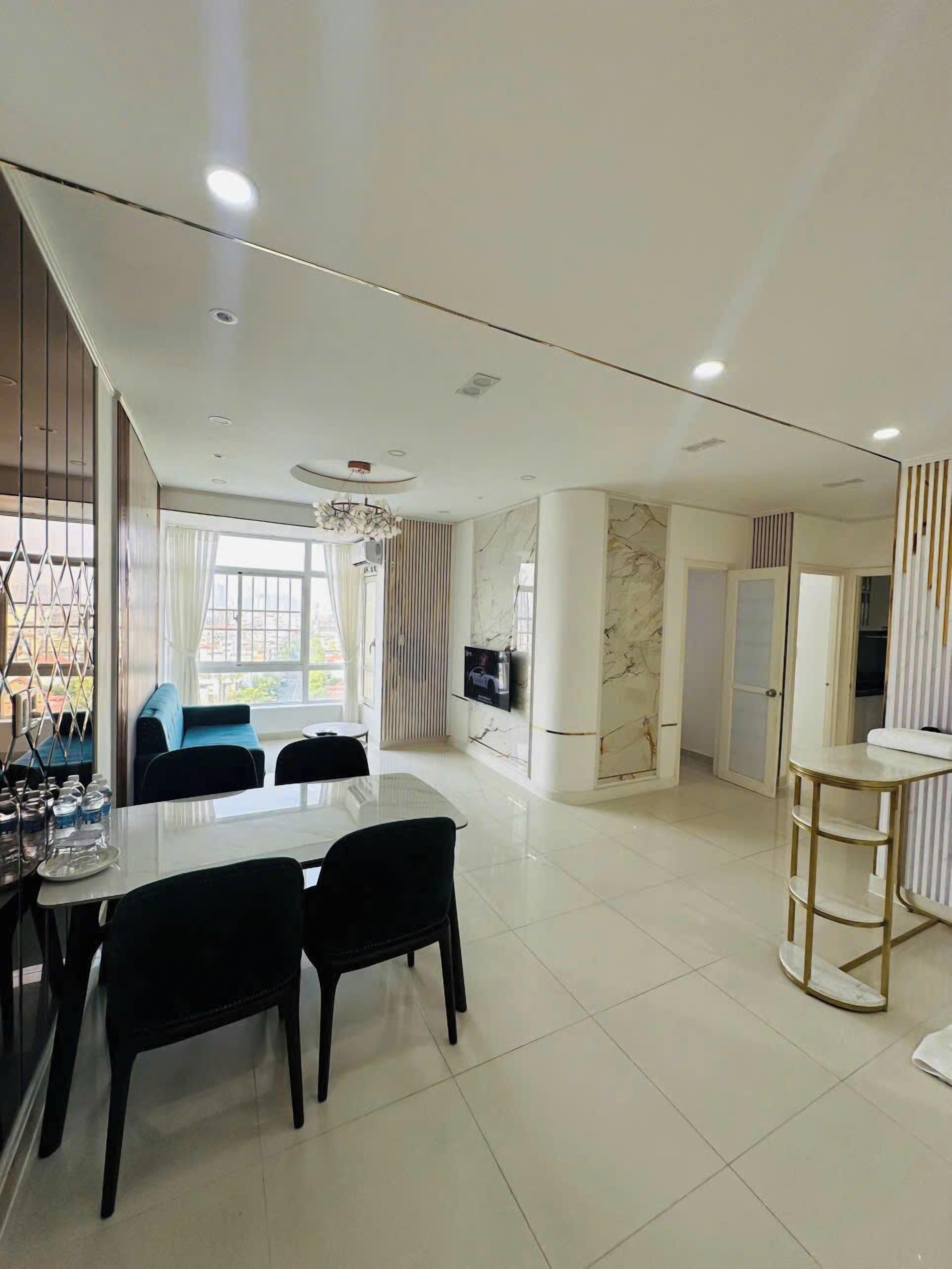 Apartamento Deluxe, 3 quartos, vista para o rio | Sala de estar | Lareira, piso aquecido 