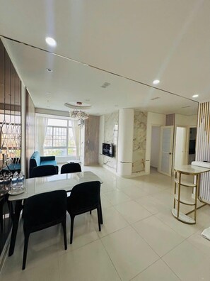 Apartamento Deluxe, 3 quartos, vista para o rio | Sala de estar | Lareira, piso aquecido