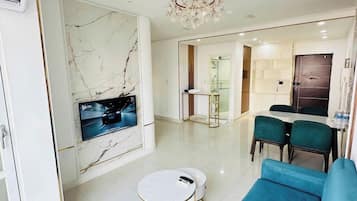 Apartamento Deluxe | Sala de estar | Lareira, piso aquecido