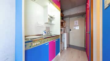 Quarto Duplo Cidade | Com decoração personalizada, com mobília individualizada, secretária