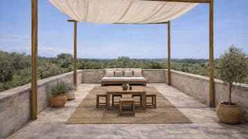 Quarto quádruplo conforto, 2 camas Queen, terraço | Terraço/pátio