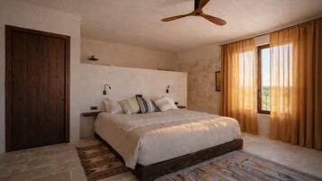 Quarto casal superior, vista para o vinhedo, na torre | Frigobar, cofres nos quartos, ferros/tábuas de passar roupa