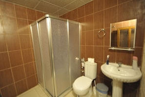 Um polibã, um secador de cabelo, toalhas fornecidas, sabão