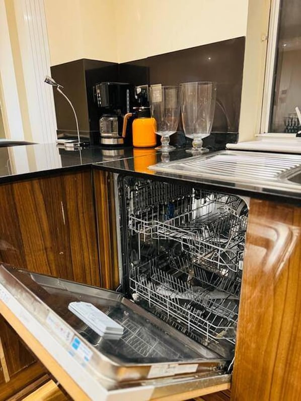 Um frigorífico, um micro-ondas, um forno, uma placa de cozinha