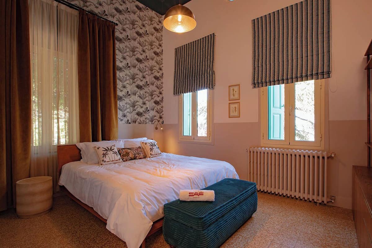 Quarto básico, vista para a cidade | Roupas de cama de algodão egípcio, roupas de cama premium