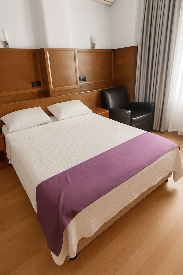 Quarto casal família, várias camas | Escrivaninha, espaço de trabalho para notebook, cortinas blackout