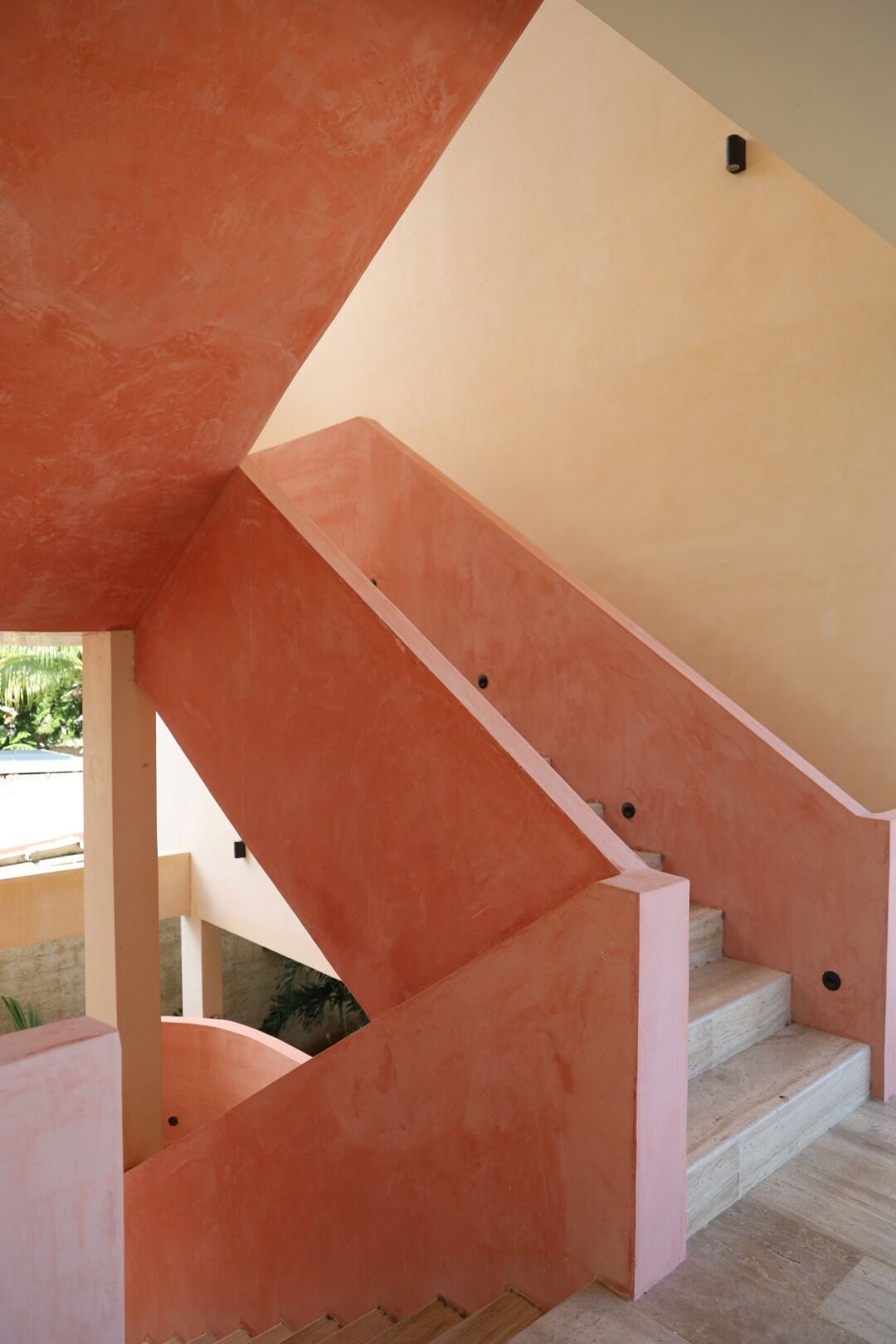 Escadaria com design moderno, combinando linhas retas e curvas.