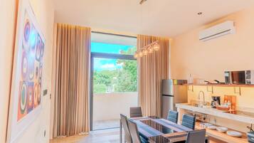 Apartamento Deluxe, vista para o jardim | Cozinha privada | Um frigorífico, um micro-ondas, utensílios de cozinha