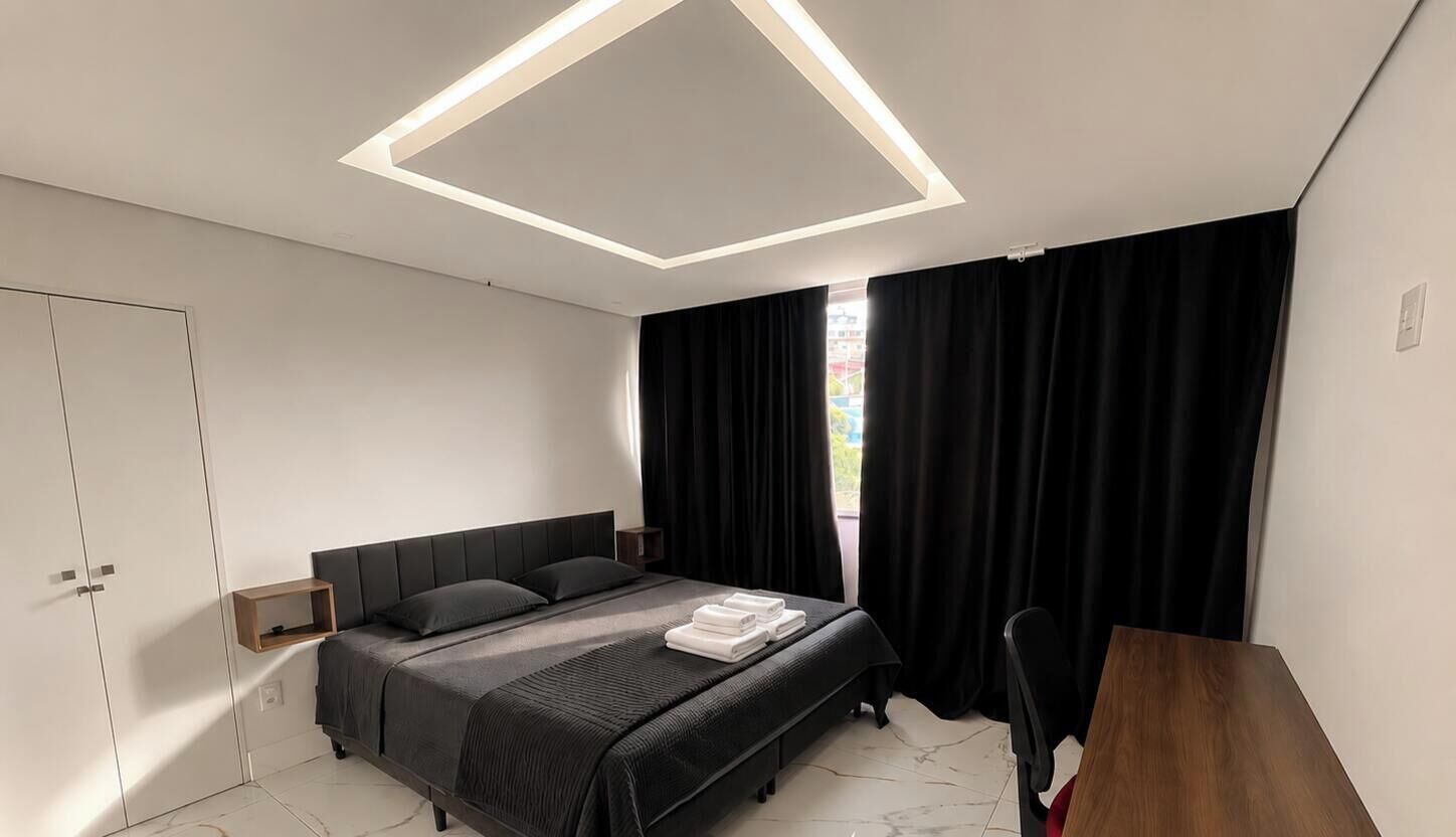 Quarto superior, vista para a cidade | Escrivaninha, espaço de trabalho para notebook