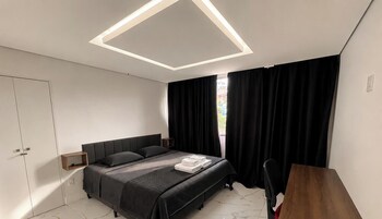 Quarto superior, vista para a cidade | Escrivaninha, espaço de trabalho para notebook