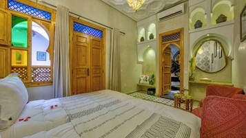 Quarto Duplo ou Twin Deluxe | Cofre no quarto, Wi-fi grátis