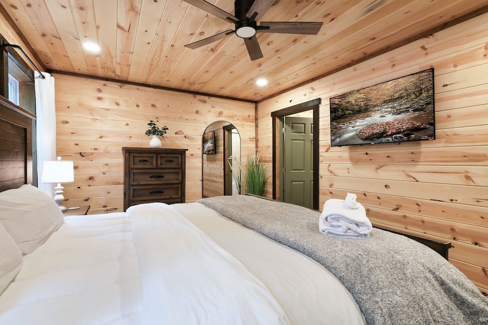 New Build Smoky Mountains retreat Escape / Hot Tub + Games - Pigeon ...