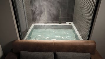 Quarto conforto, sacada, vista para a montanha | Banheiro | Banheira e chuveiro separados, produtos de toalete grátis