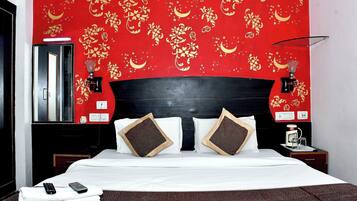 Quarto casal luxo, 1 quarto | Cofres nos quartos, espaço de trabalho para notebook