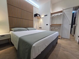 Suite Superior, 2 quartos, polibã adaptado para cadeiras de rodas, micro-ondas | Cofre com capacidade para portátil, secretária 