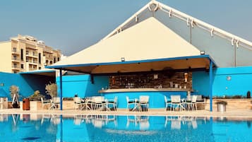 Piscina interior, guarda-sóis, espreguiçadeiras