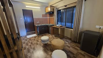 Apartamento de Luxo, vista para a colina | Cofre no quarto, secretária adequada para computadores portáteis