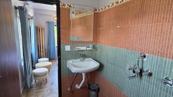 Casa de banho | Um polibã, um secador de cabelo, toalhas fornecidas, sabão