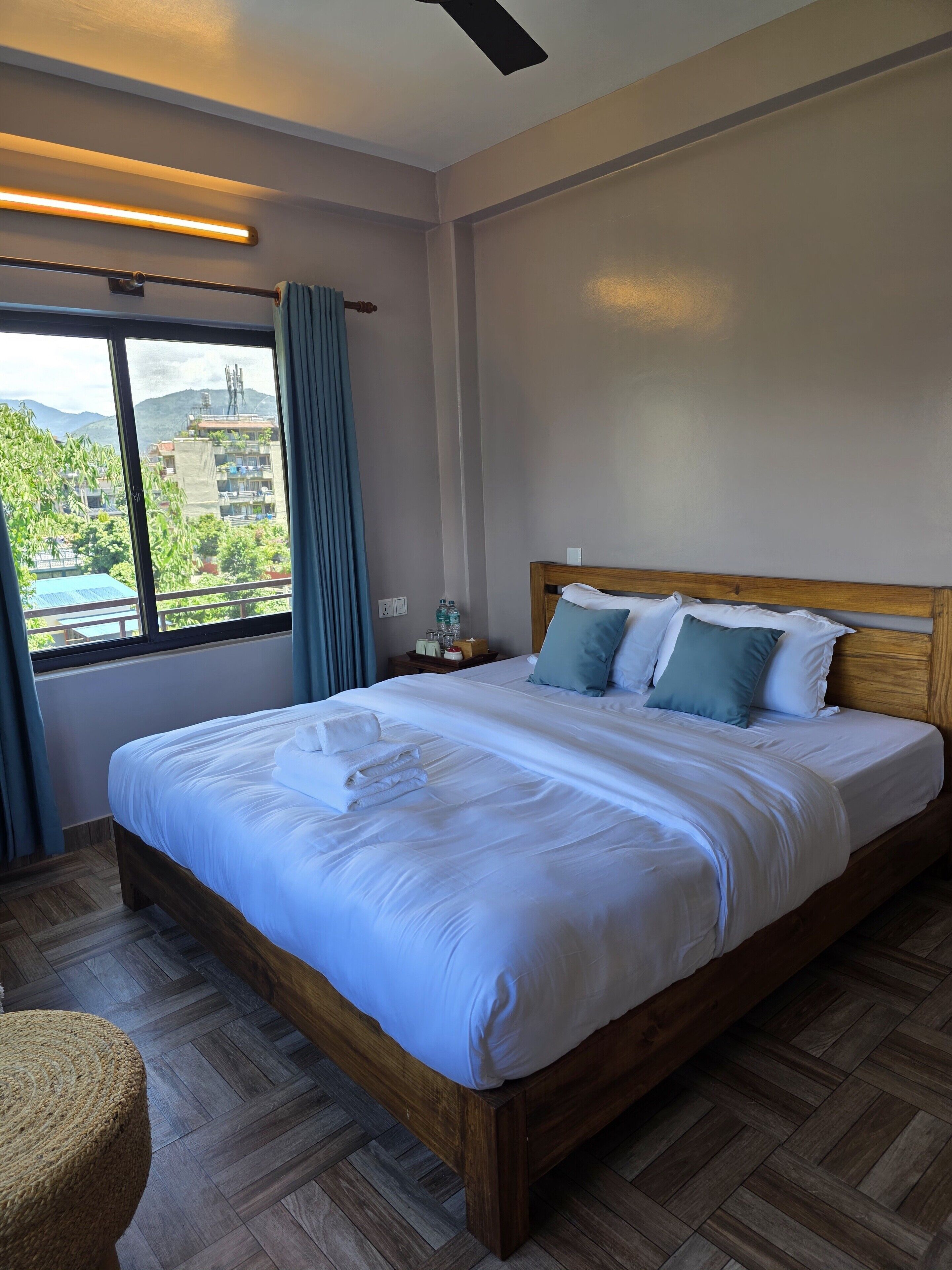 Suíte luxo, vista para a colina | Cofres nos quartos, espaço de trabalho para notebook, Wi-Fi de cortesia