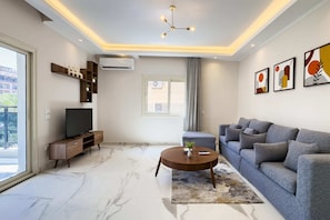Apartamento Básico | Sala de estar | Smart TV de 55 polegadas com canais via satélite 
