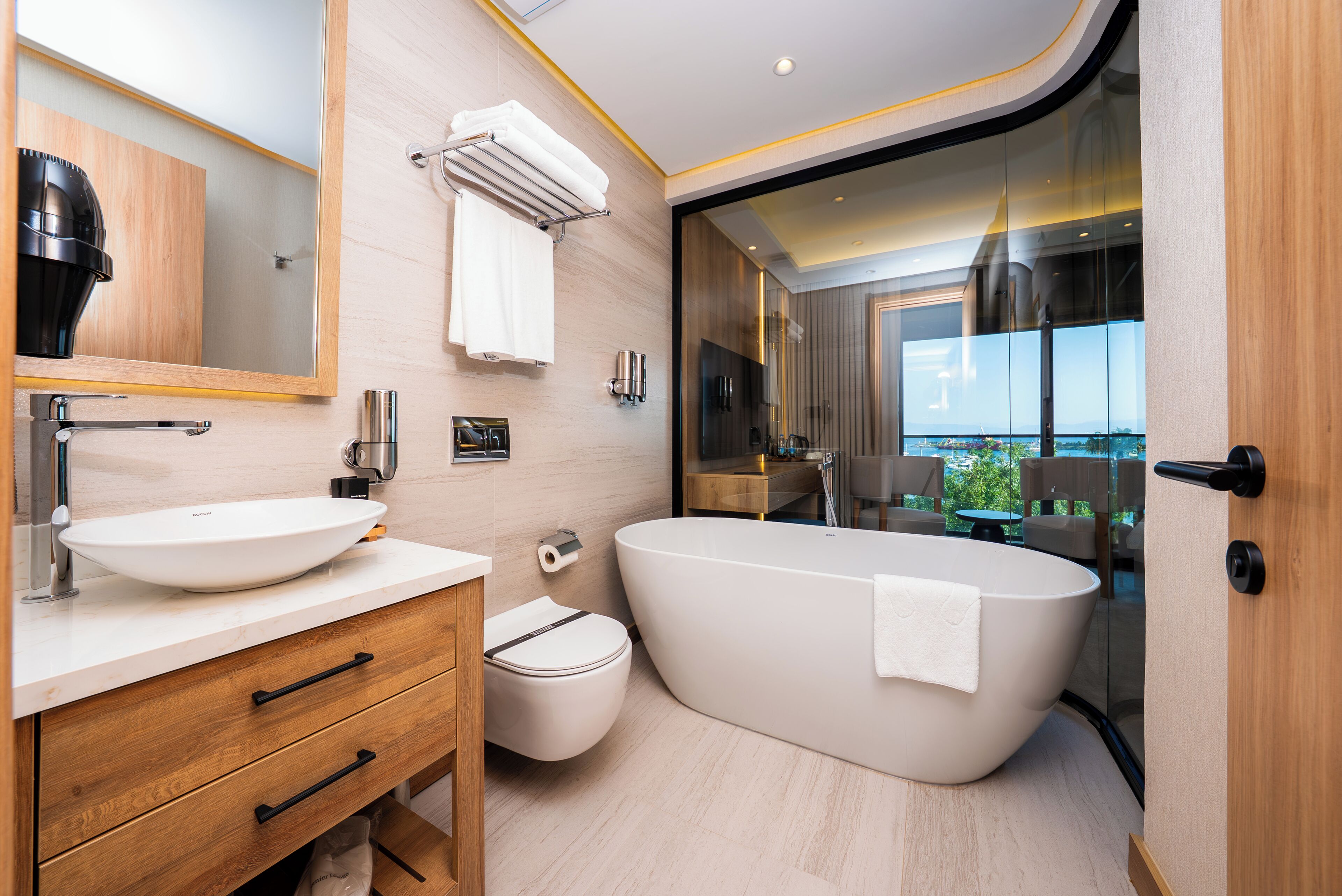 Suite Deluxe, varanda, vista para o mar | Casa de banho | Artigos de higiene pessoal grátis, um secador de cabelo, chinelos 