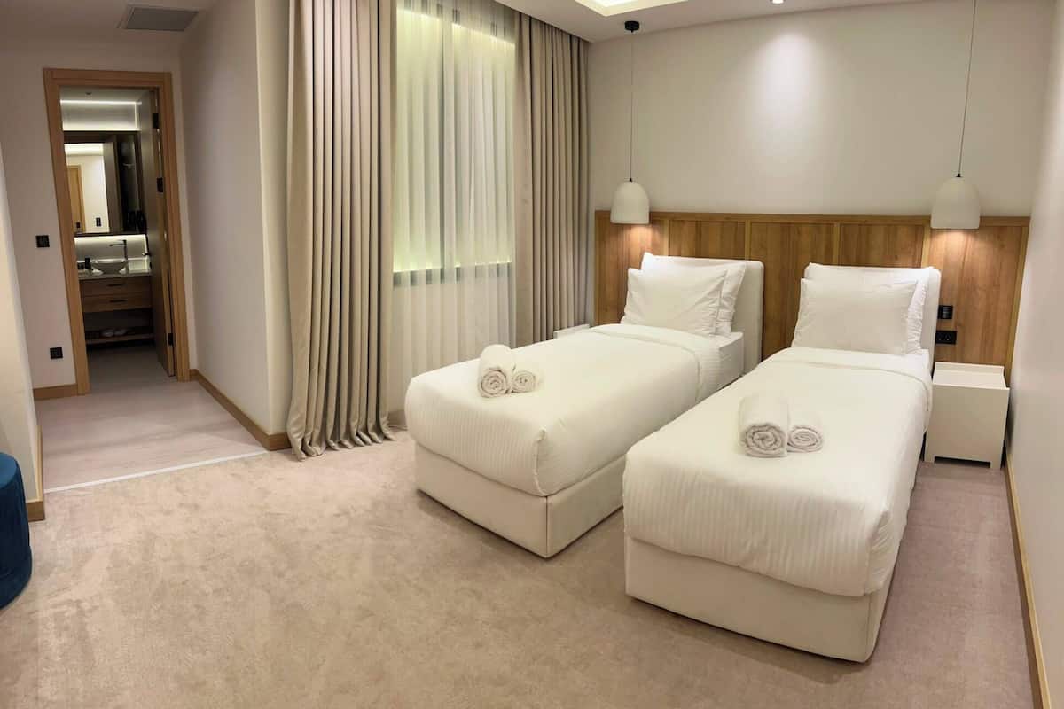 Quarto duplo standard | Cofres nos quartos, quartos à prova de som, Wi-Fi de cortesia