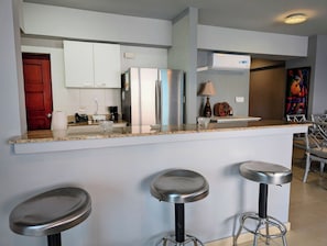 Apartamento Comfort | Cozinha privada | Um frigorífico/congelador grande, um micro-ondas, um forno