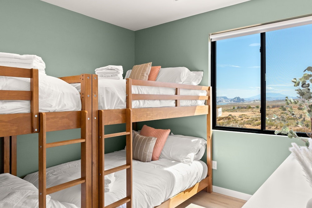 Powell's Edge Retreat - Hot tub+ Boat Garage + Home Gym + Lake Views ...